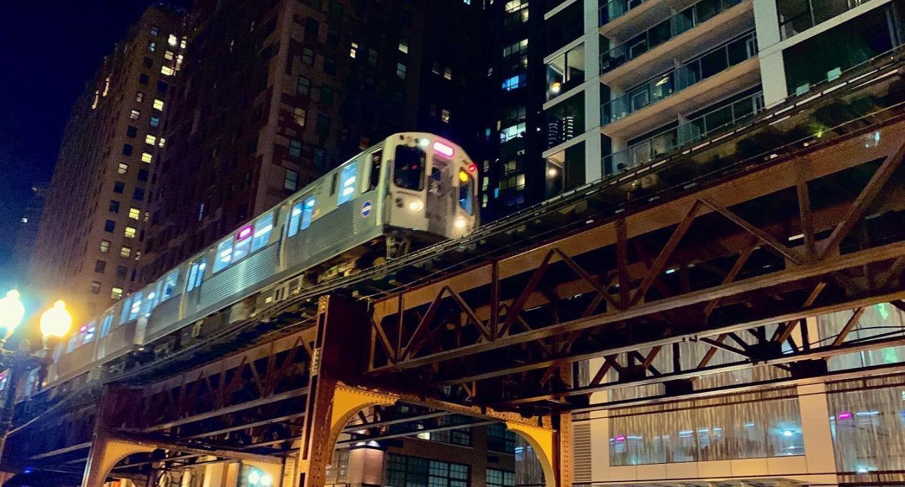 Hombre prende fuego a mujer en tren de Chicago y huye