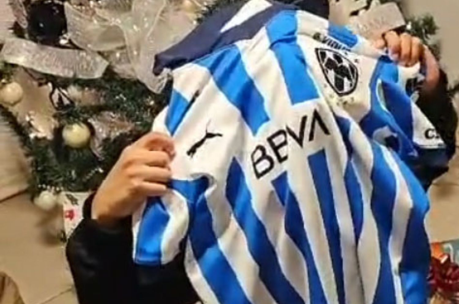 Video: Niño llora al recibir playera de Rayados en Navidad