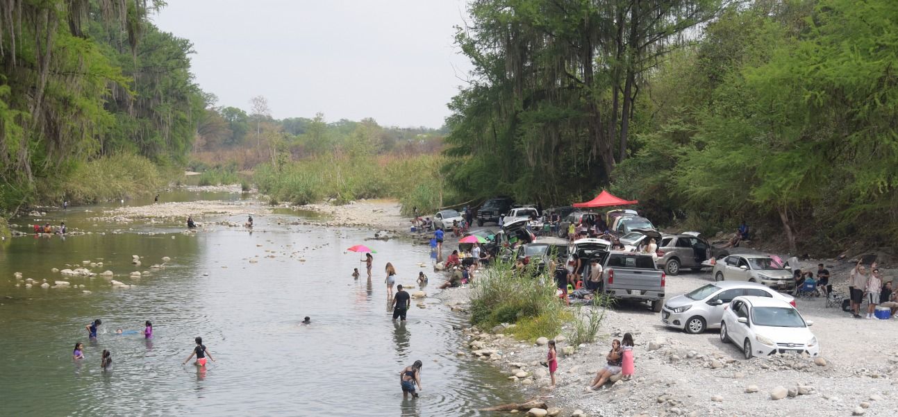 ¡Les vale!: 'inundan' el Río Ramos de autos y lo contaminan
