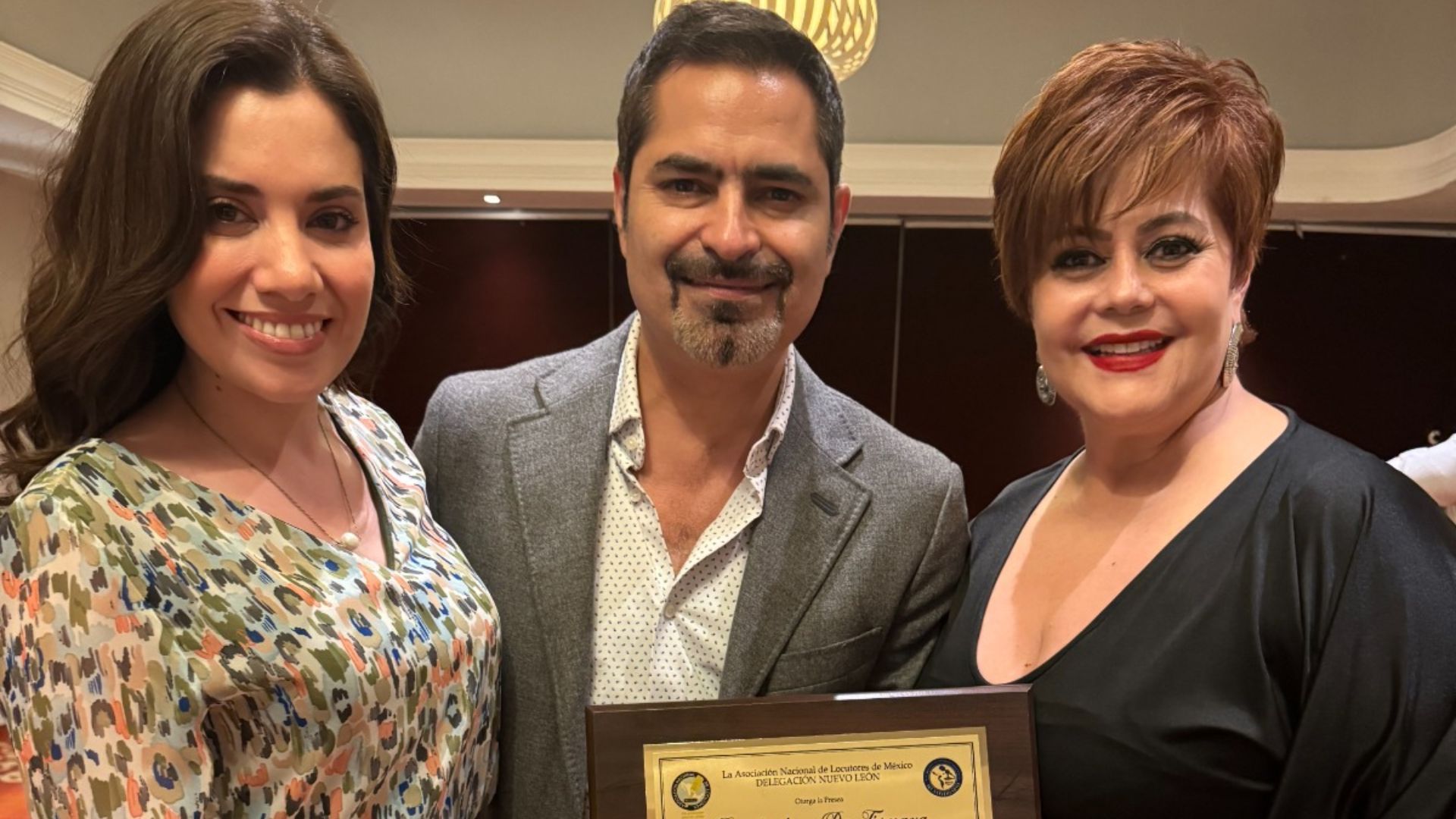 Reconocen trayectoria de Azteca Noreste locutores de NL