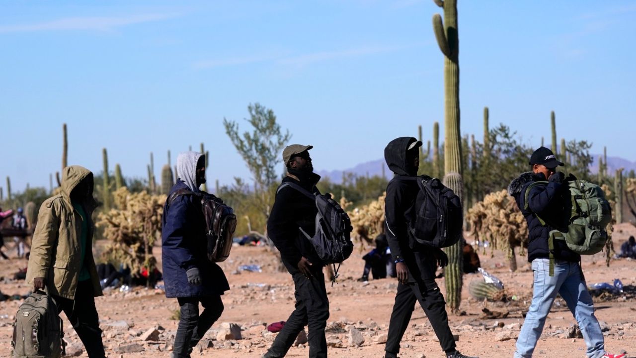 ONG’S mantienen ayuda a migrantes ante el enojo en Texas