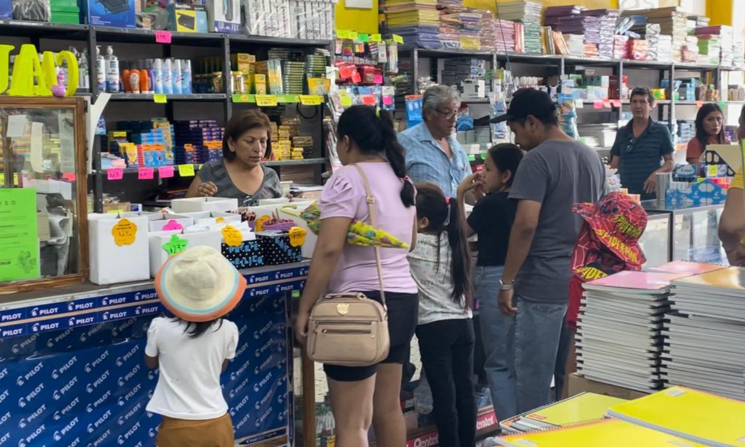 Padres de familia comienzan a comprar los útiles escolares