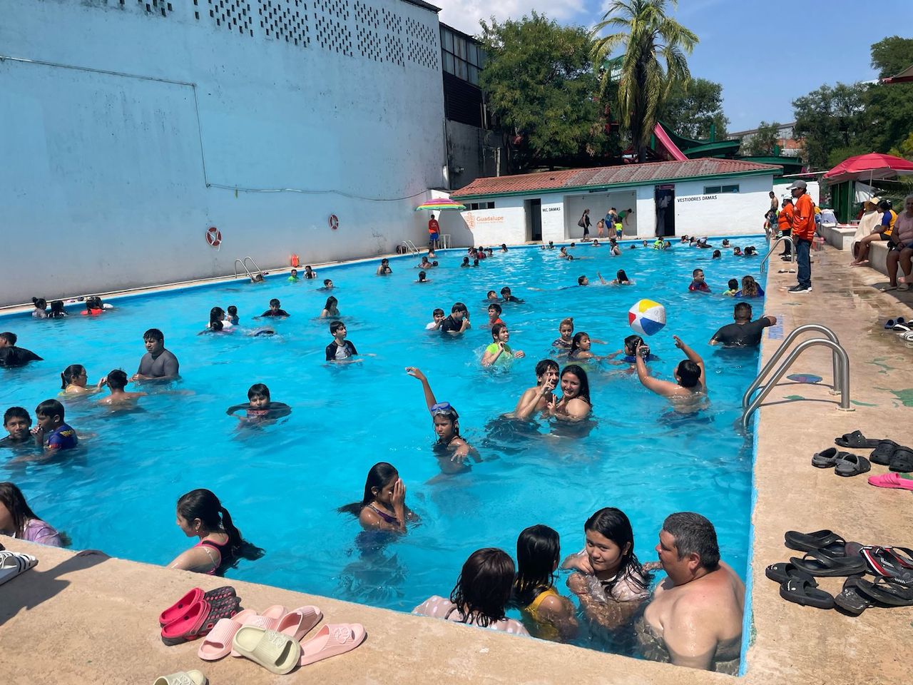 Disfrutan familias del Parque Tolteca y sus atractivos