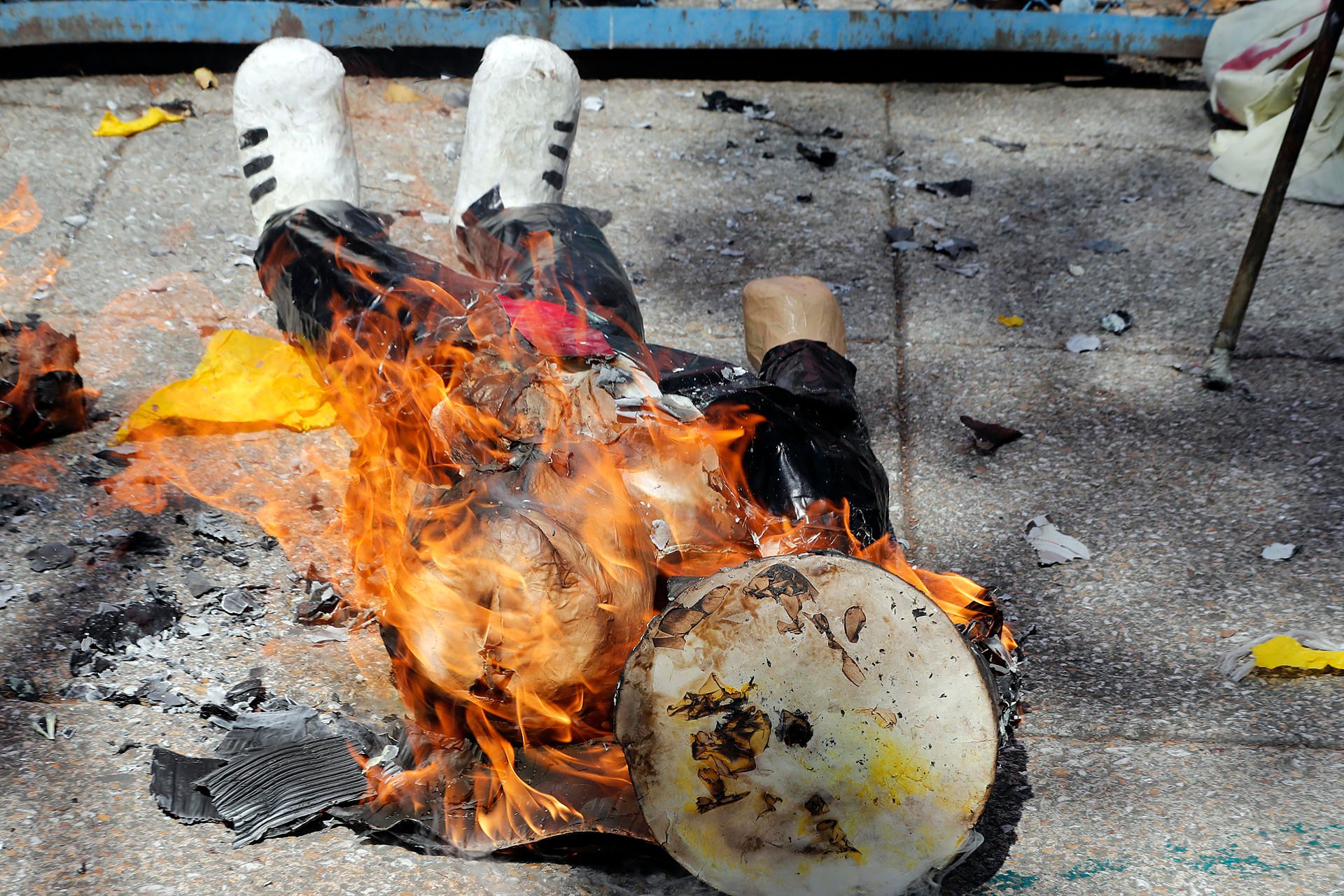 Queman piñata de Donald Trump frente a embajada de EUA en México