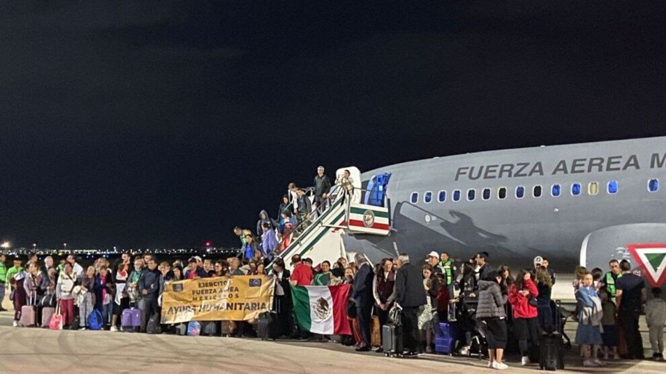 Aterriza avión con mexicanos repatriados de Israel