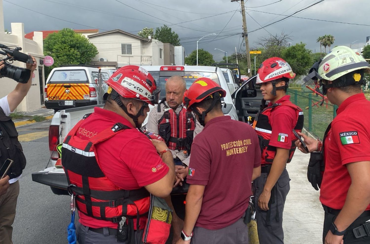Rescatan a persona arrastrada por la corriente en Monterrey