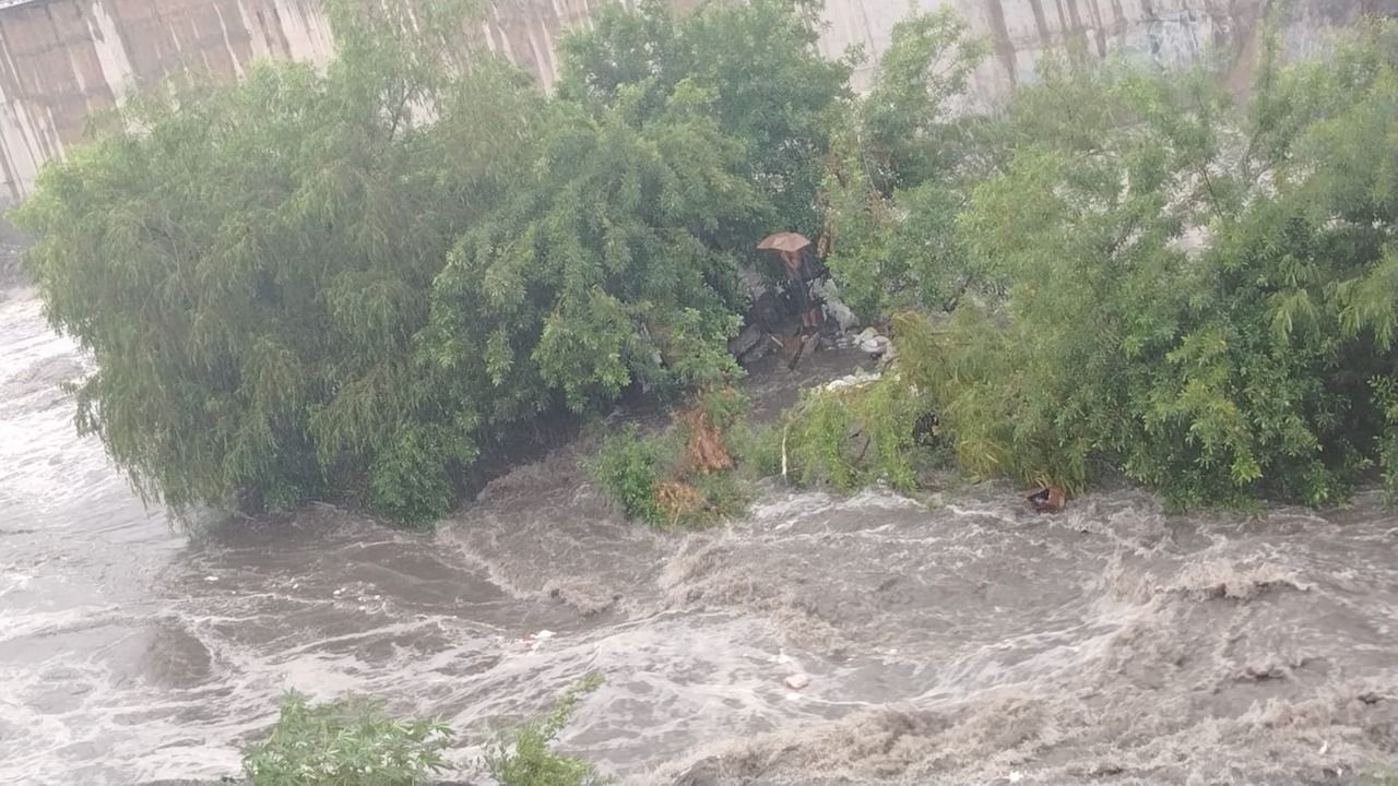 Hombre queda atrapado en corriente del arroyo Topo Chico