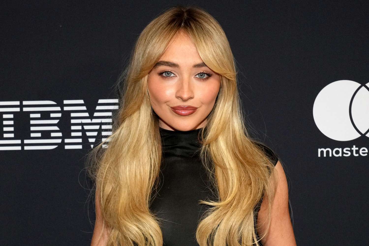 Obtiene Sabrina Carpenter orden de alejamiento contra acosador