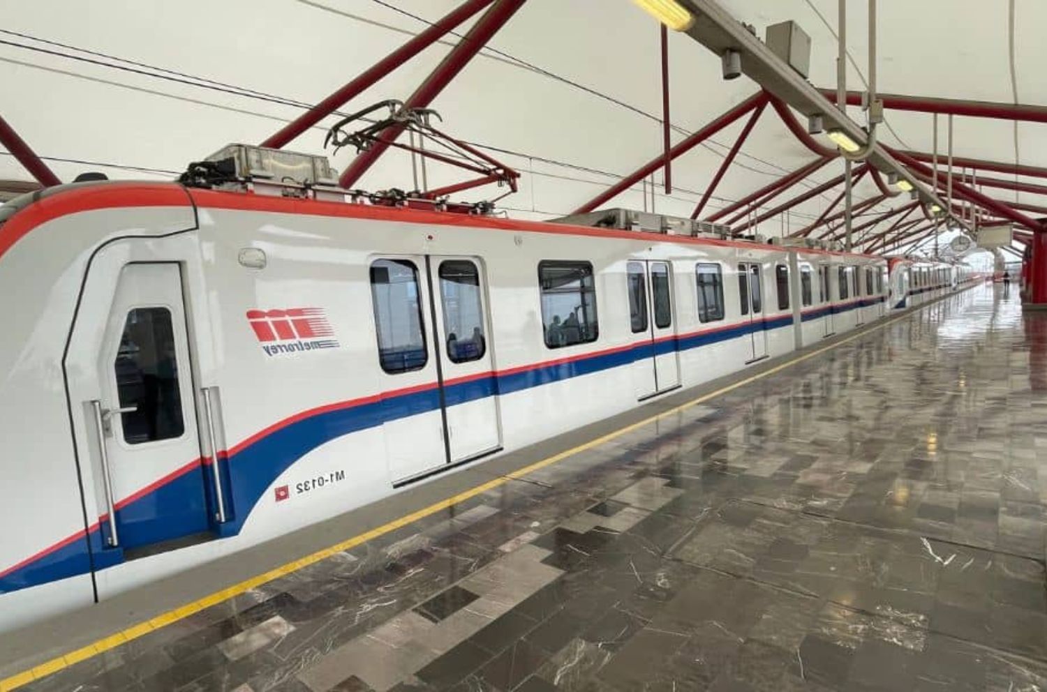 Hombre se arroja a las vías del metro en Cuauhtémoc y muere