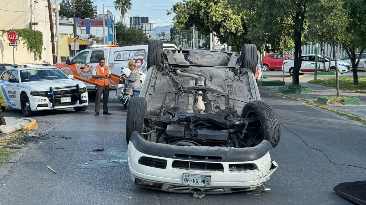 Se presenta aparatosa volcadura en Mitras Centro
