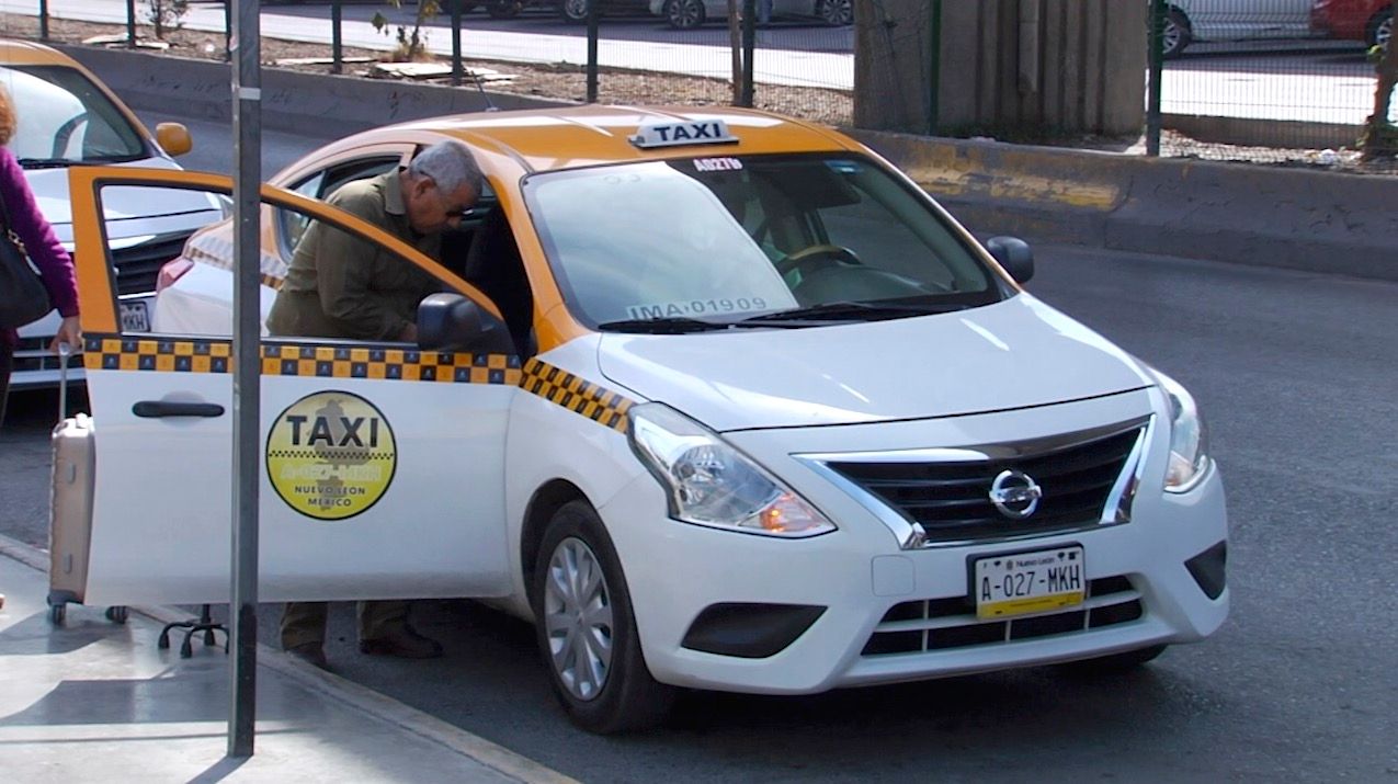 Taxis amarillos no usan el taxímetro; cobran lo que quieren