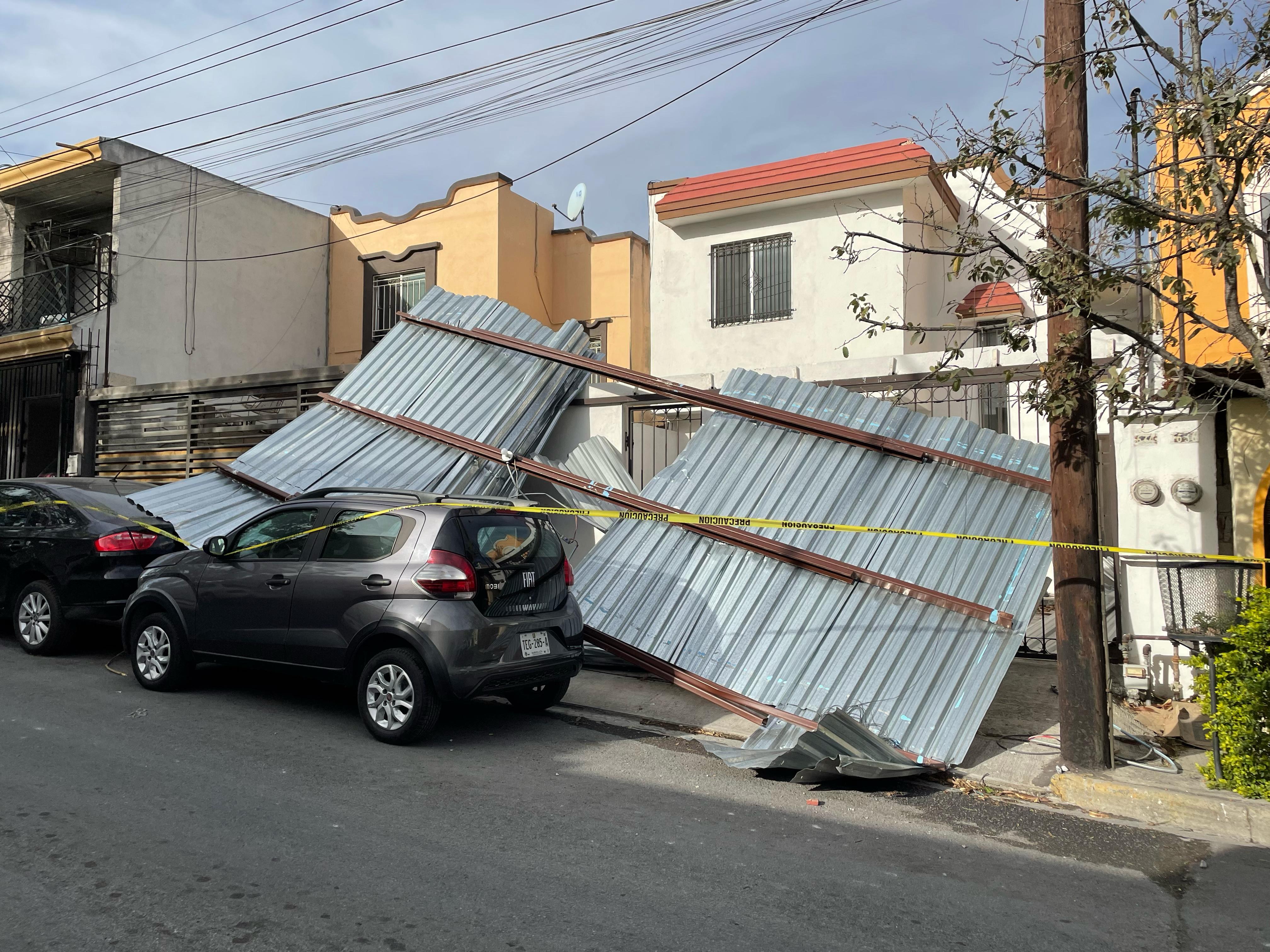 Cae techo de lámina por ráfagas de viento en Santa Catarina