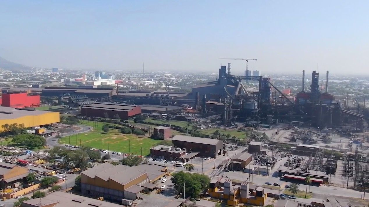 Pegan tóxicos ferrosos de Ternium a comunidad universitaria