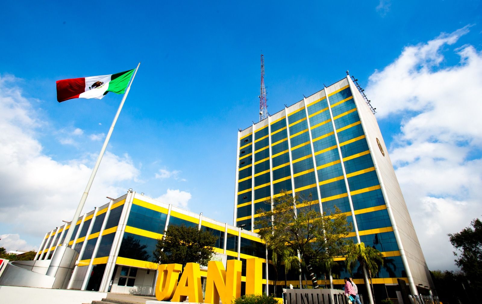 Miles de jóvenes presentan examen para ingresar a la UANL