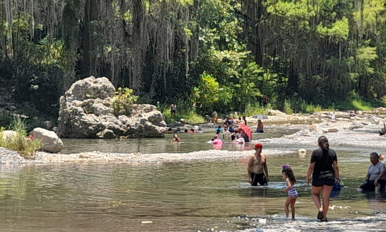 Regios Se Refrescan En La Peñita Ante Altas Temperaturas