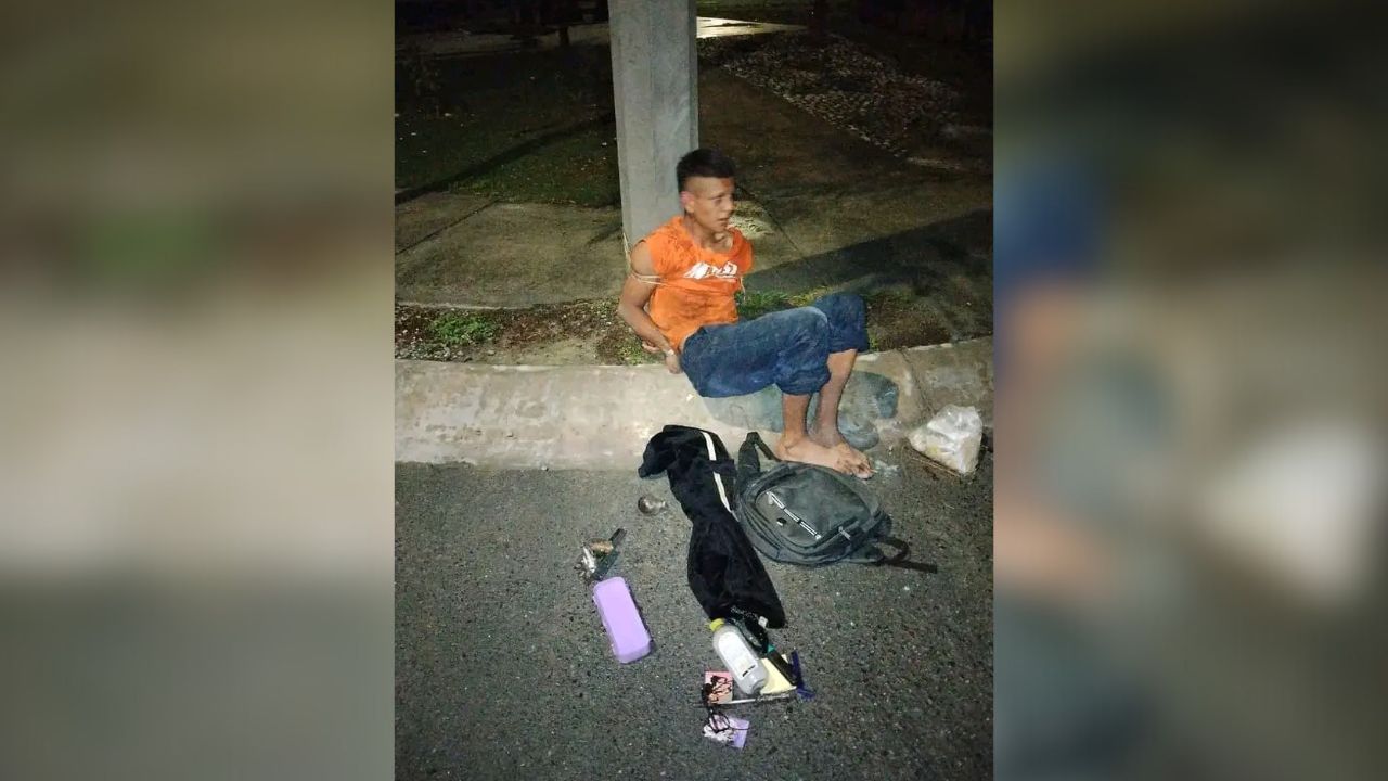 Vecinos agarran a ratero y lo amarran a poste en Juárez