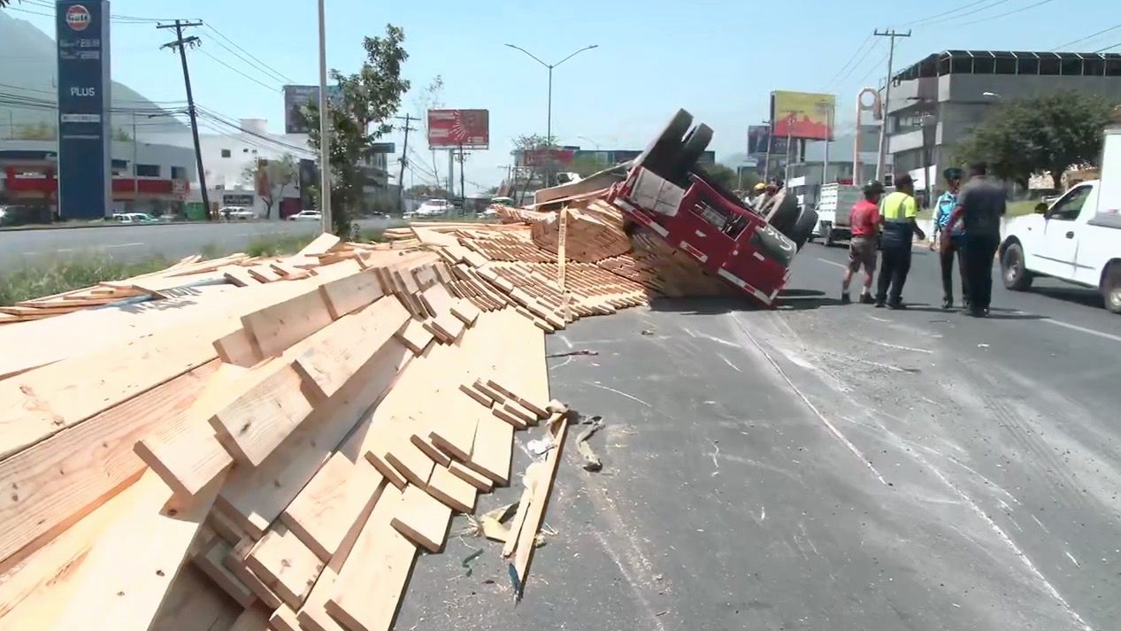 Vuelca tráiler con 30 toneladas de madera en Av. Revolución