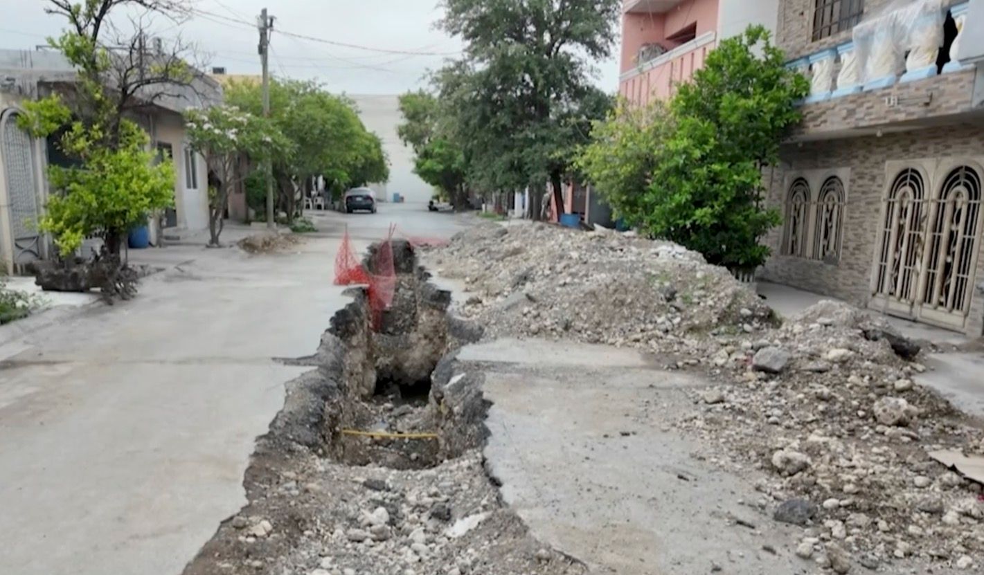 Reportan peligro por zanjas que deja Agua y Drenaje